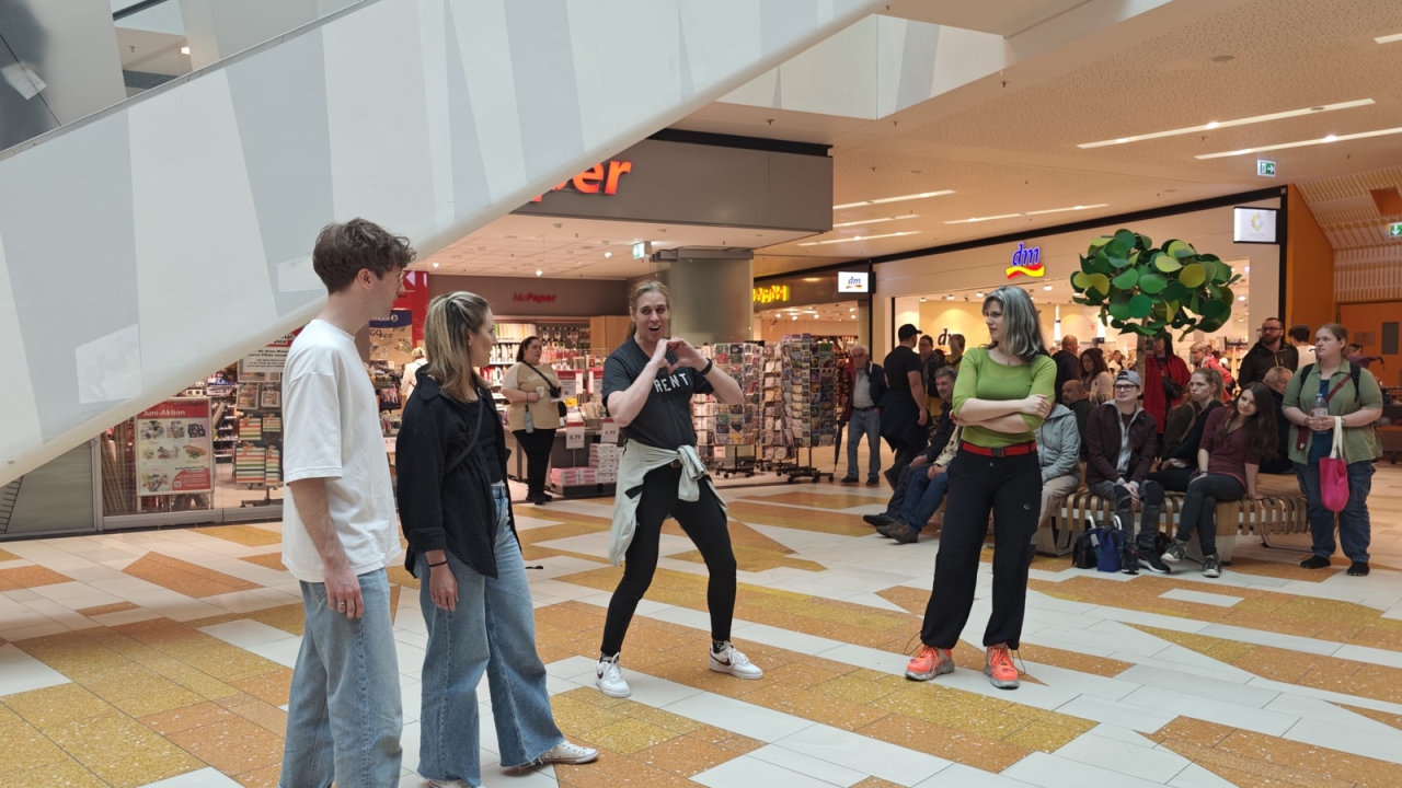 Viele Flyer und ein fröhlicher Flashmob - Creative Arts Group e.V ...